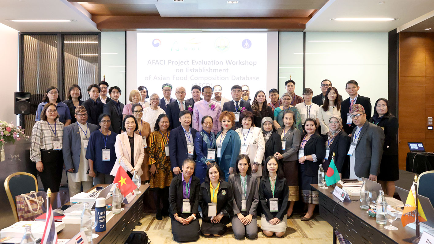 รศ.ดร.ชลัท ศานติวรางคณา ผู้อำนวยการสถาบันโภชนาการ ร่วมเป็นประธานกล่าว ...